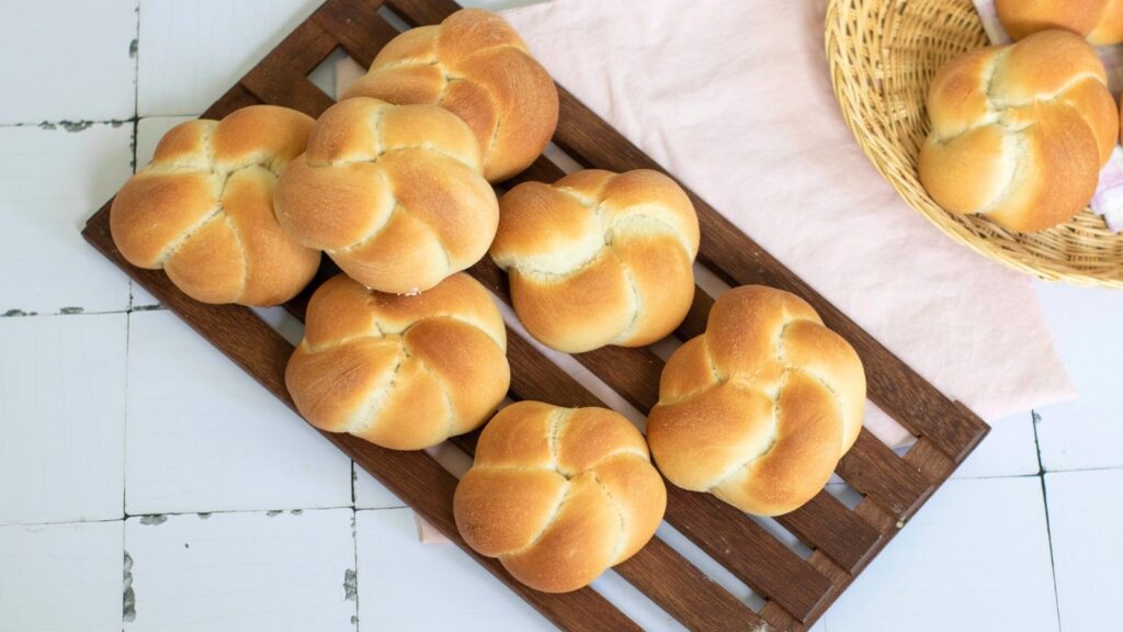 The Best Kaiser Roll Recipe for Beginners - Minoo Makes Stuff